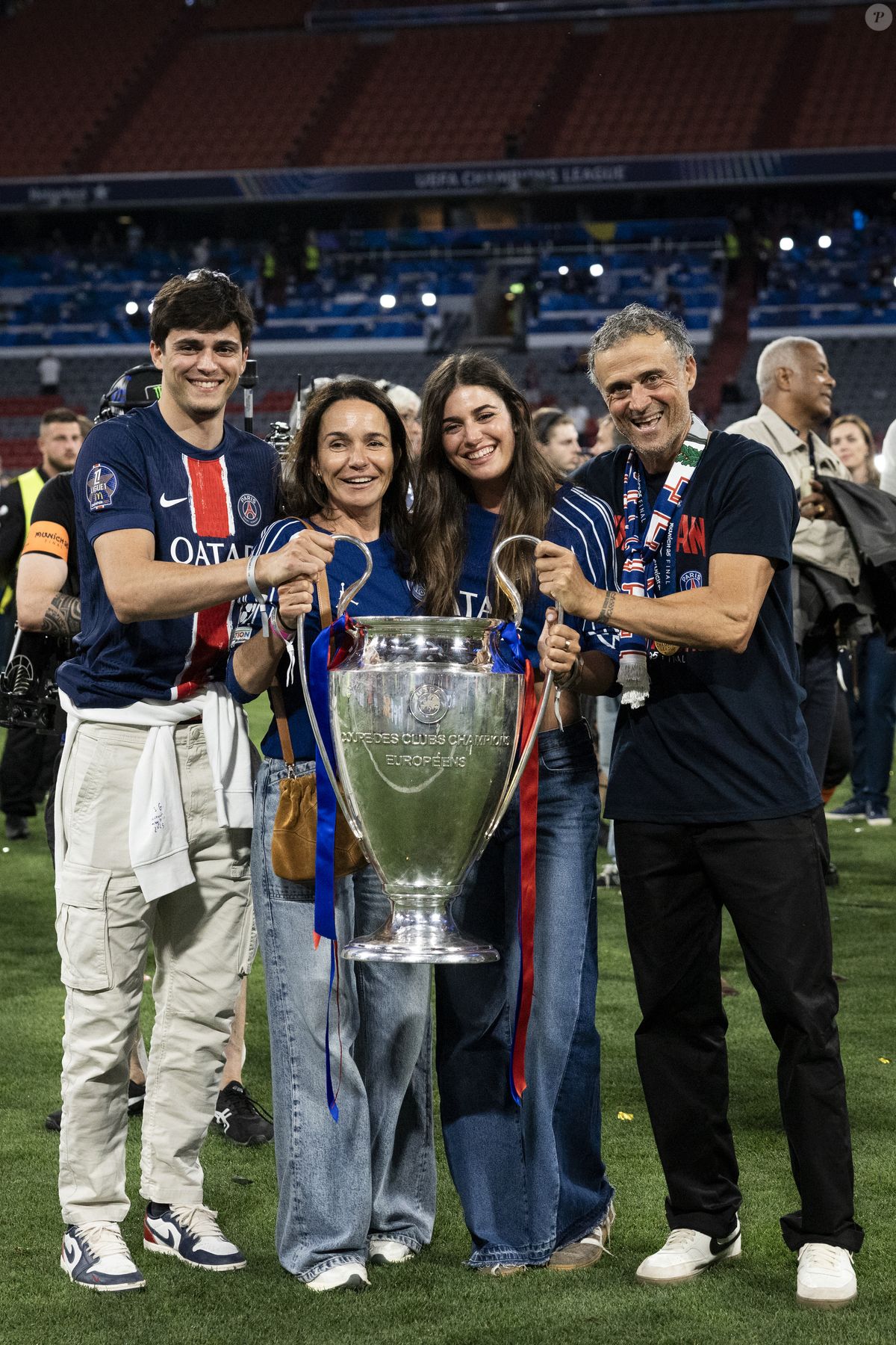 Photo : Luis Enrique célèbre avec sa femme Elena Cullell et ses enfants ...