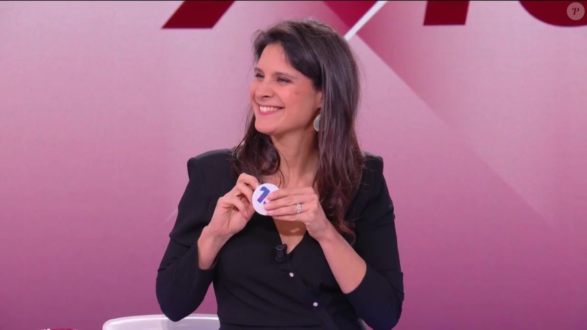 Photo : Apolline de Malherbe porte un accessoire qui ne passe pas ...