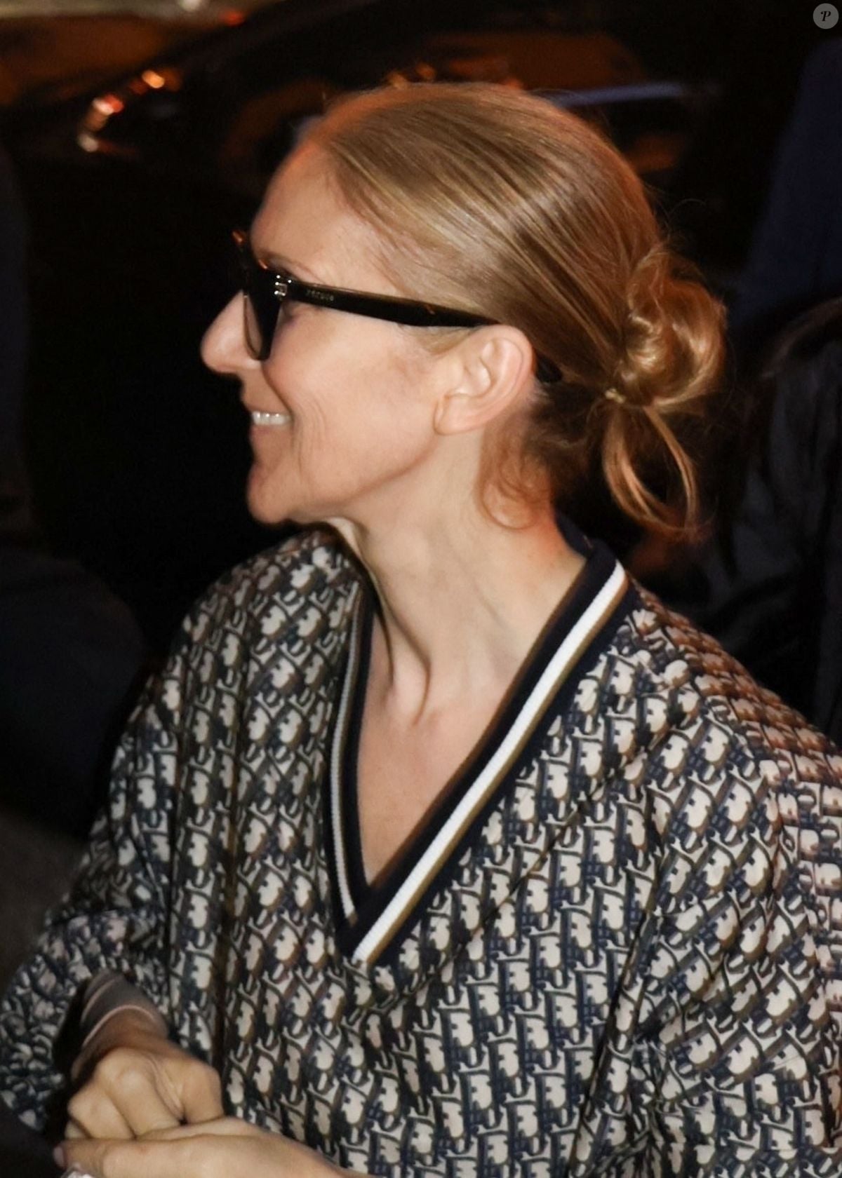 Photo : Paris, FRANCE - Céline Dion salue une foule de fans alors qu ...