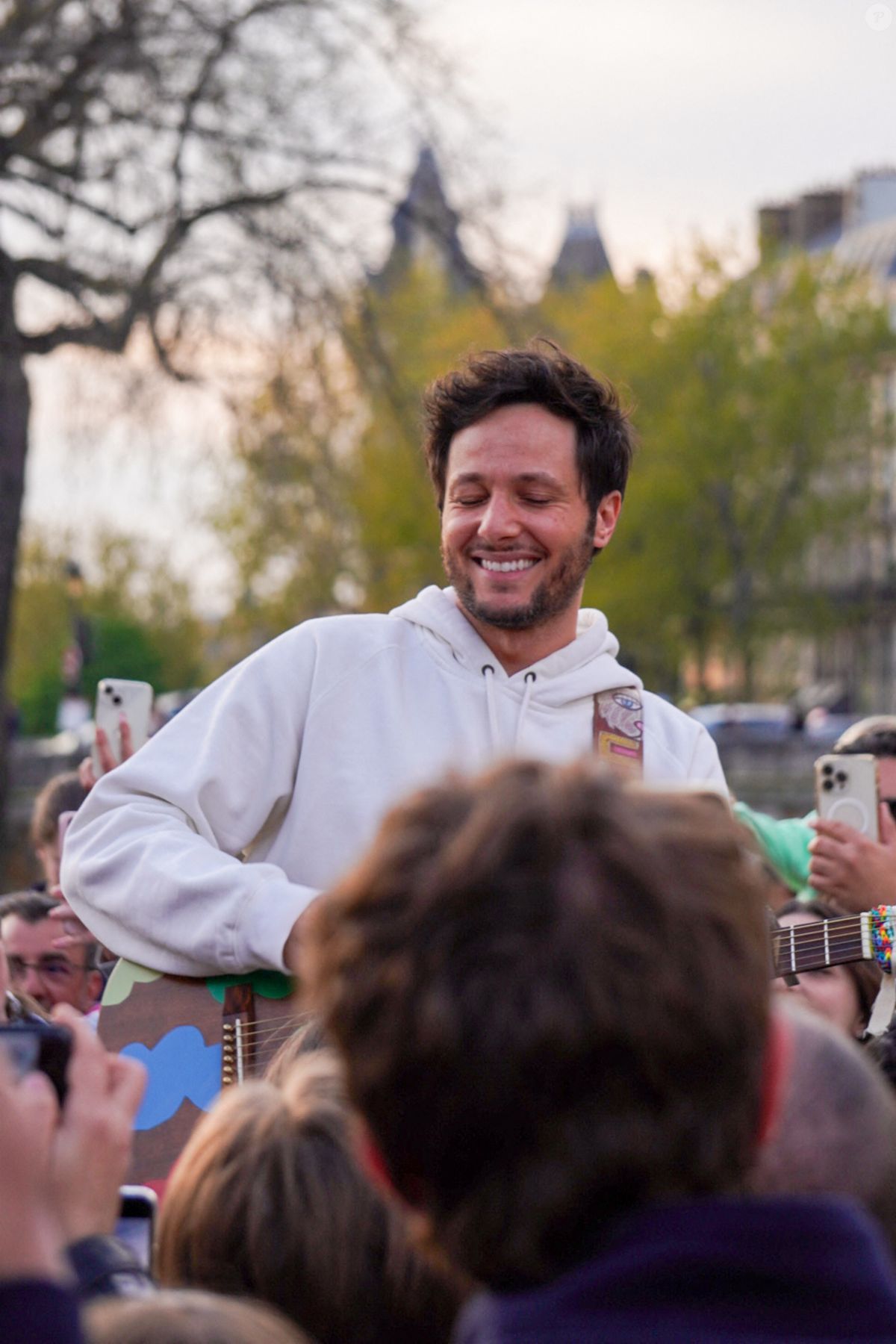 Photo : Le chanteur Vianney a improvisé un concert sur le parvis de ...