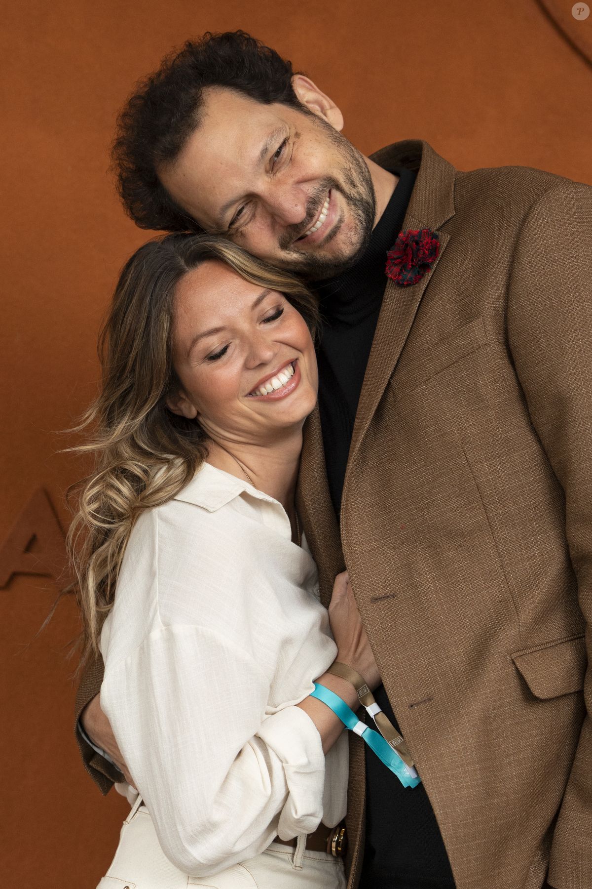 Photo : Éric Antoine et sa compagne Gennifer Demey au village lors des ...