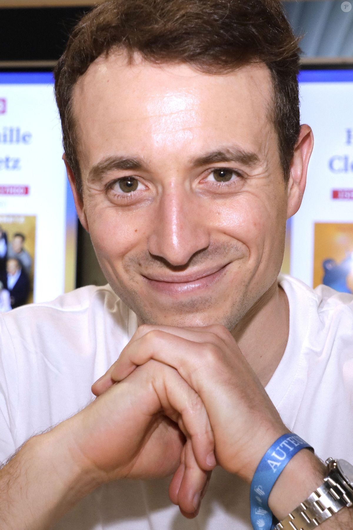 Photo : le rapporteur Charles Alloncle pointe du doigt les factures des ...