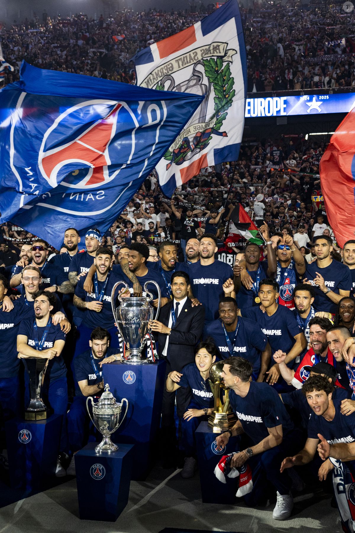 Photo : Nasser al-Khelaïfi (président du PSG), Luis Enrique, Luis Campos, Khvicha Kvaratkshelia ...