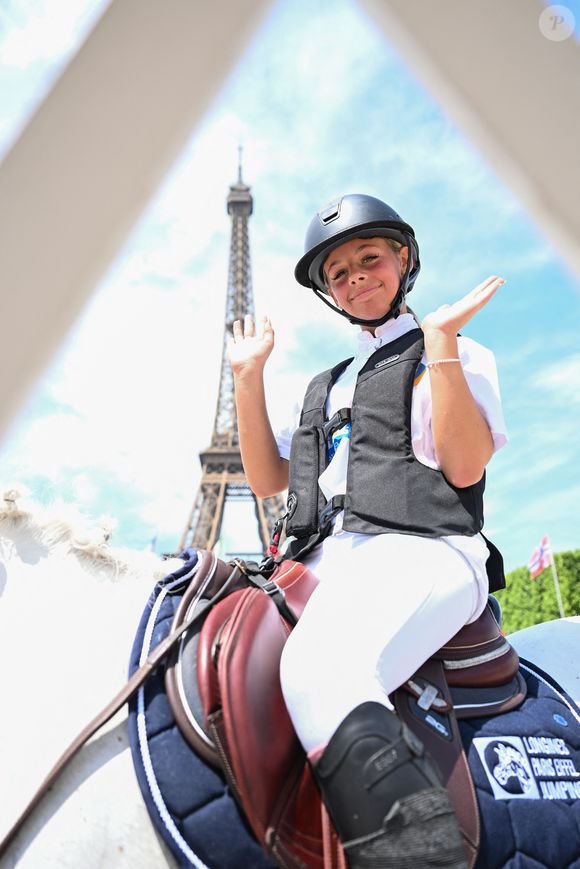 Entre Giulia Sarkozy (13 ans) et ses parents Carla et Nicolas Sarkozy ...