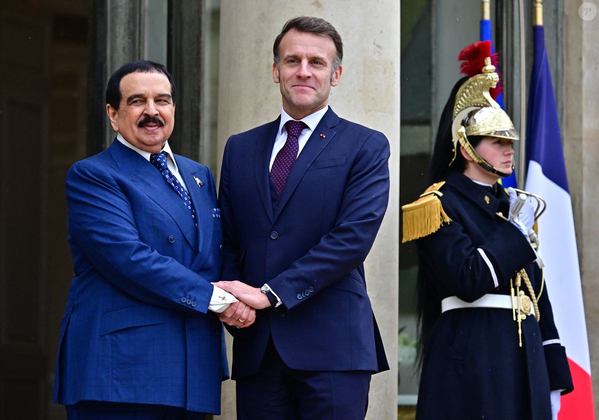 Photo : Le président français Emmanuel Macron accueille le roi de ...