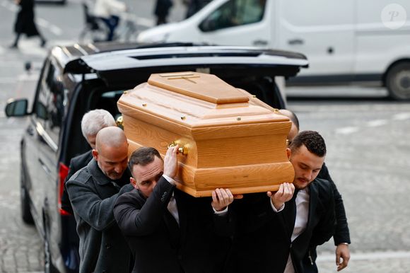 Photo : Stéphane Courbis porte le cercueil de son père - Arrivées à la ...