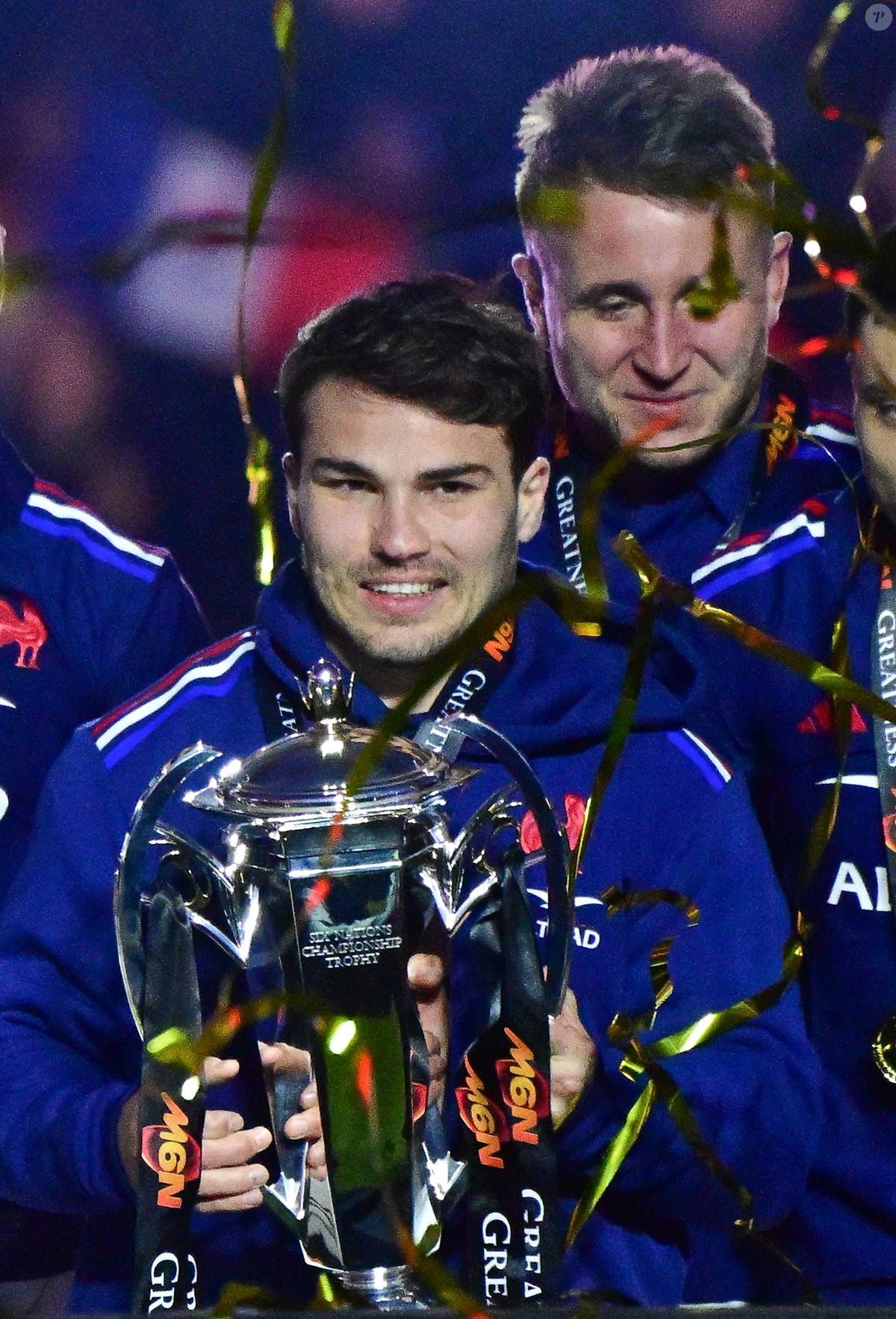 Photo : Antoine Dupont avec le trophée du tournoi des Six Nations - La France domine l'Ecosse ...