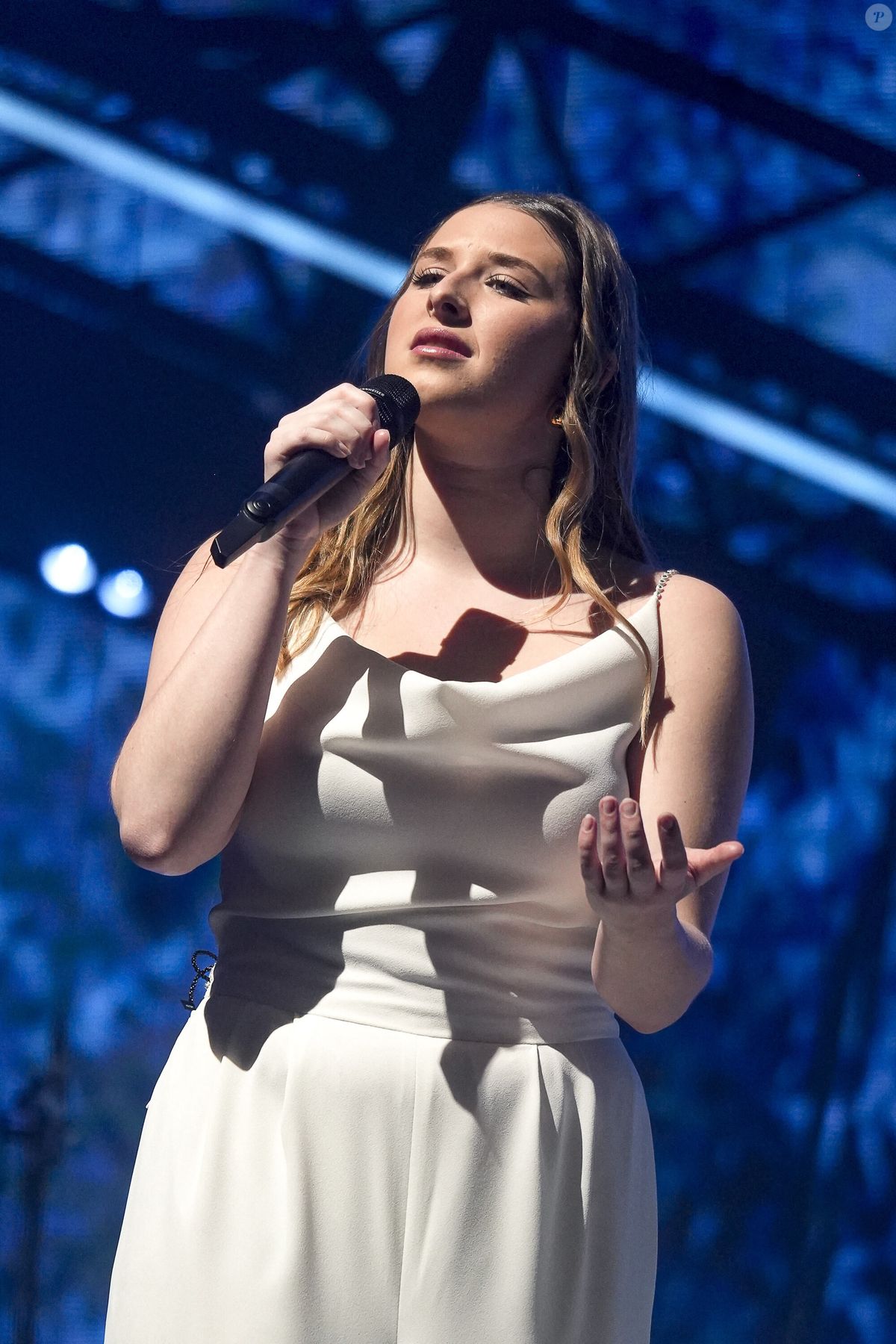 Photo : Moment gênant pour Helena Bailly. Helena Bailly lors du concert ...