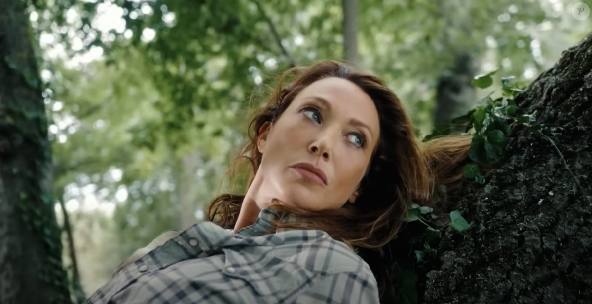 Photo : Un très bel hommage de Laura Smet à son papa Laura Smet dans le clip "Appelle-moi Johnny ...