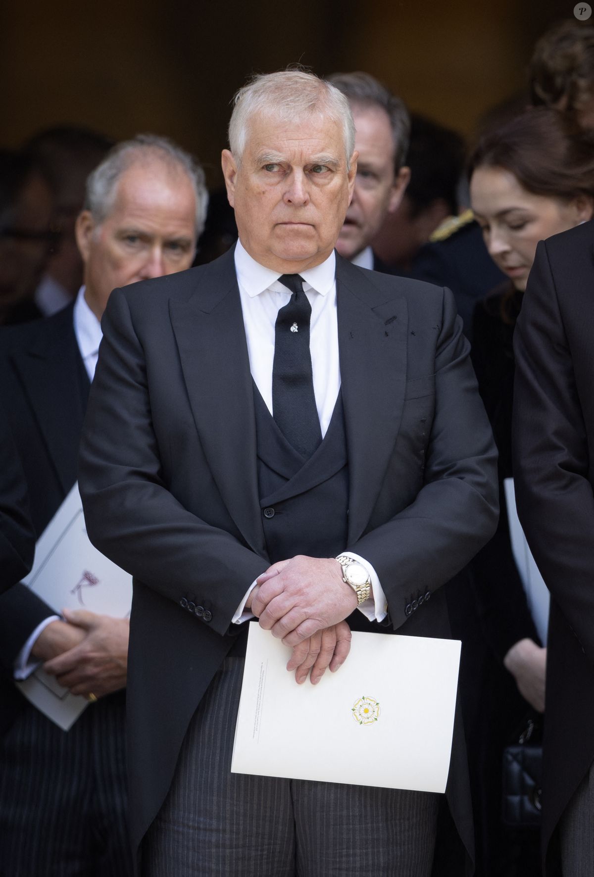Photo : Le prince Andrew quittant la chapelle Saint-Georges du château ...