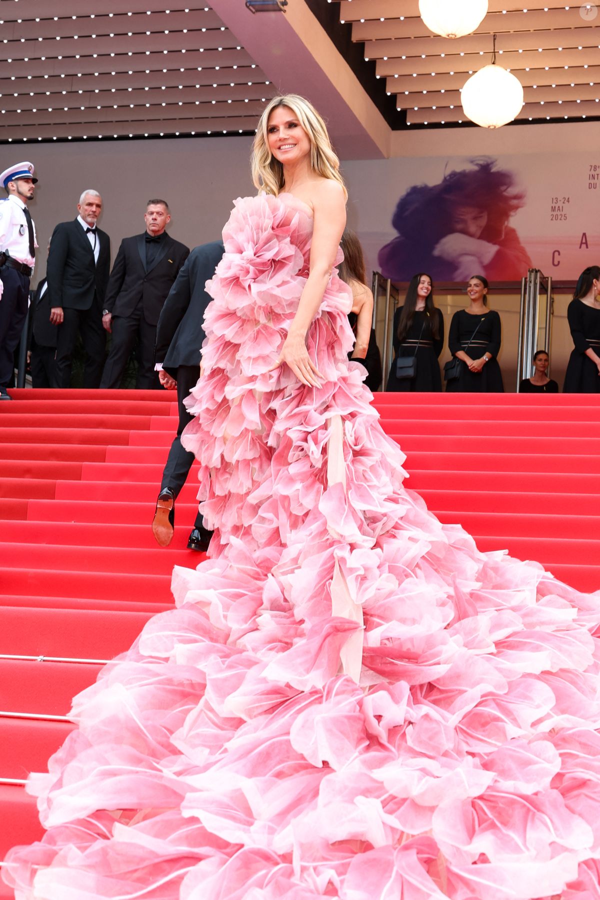 Photo : Heidi Klum - Montée des marches du film « Partir un jour » pour ...