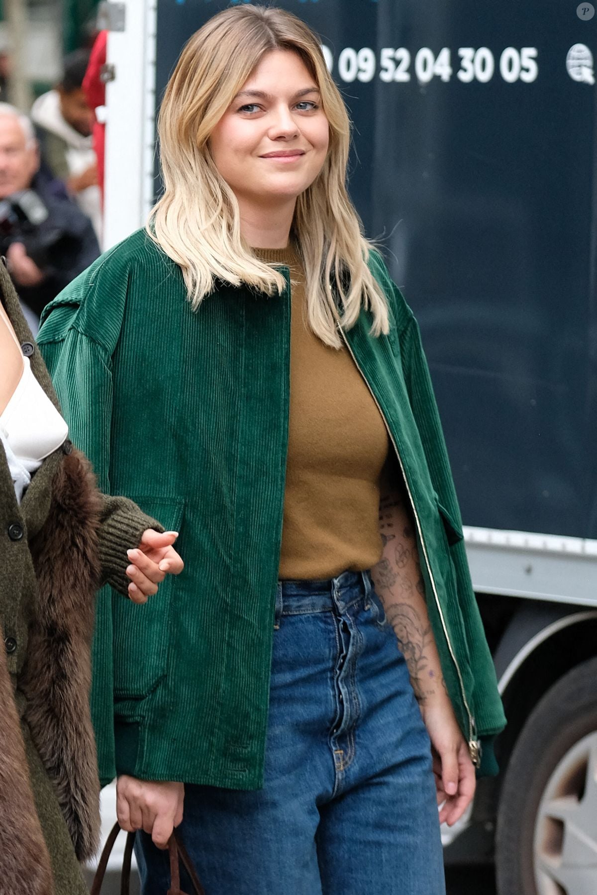 Photo : La chanteuse française Anne Peichert alias Louane Emera arrive ...
