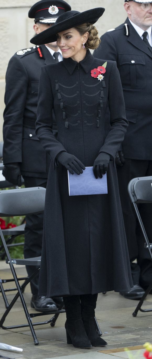 Kate Middleton : la princesse captive en solo, son élégance militaire ...