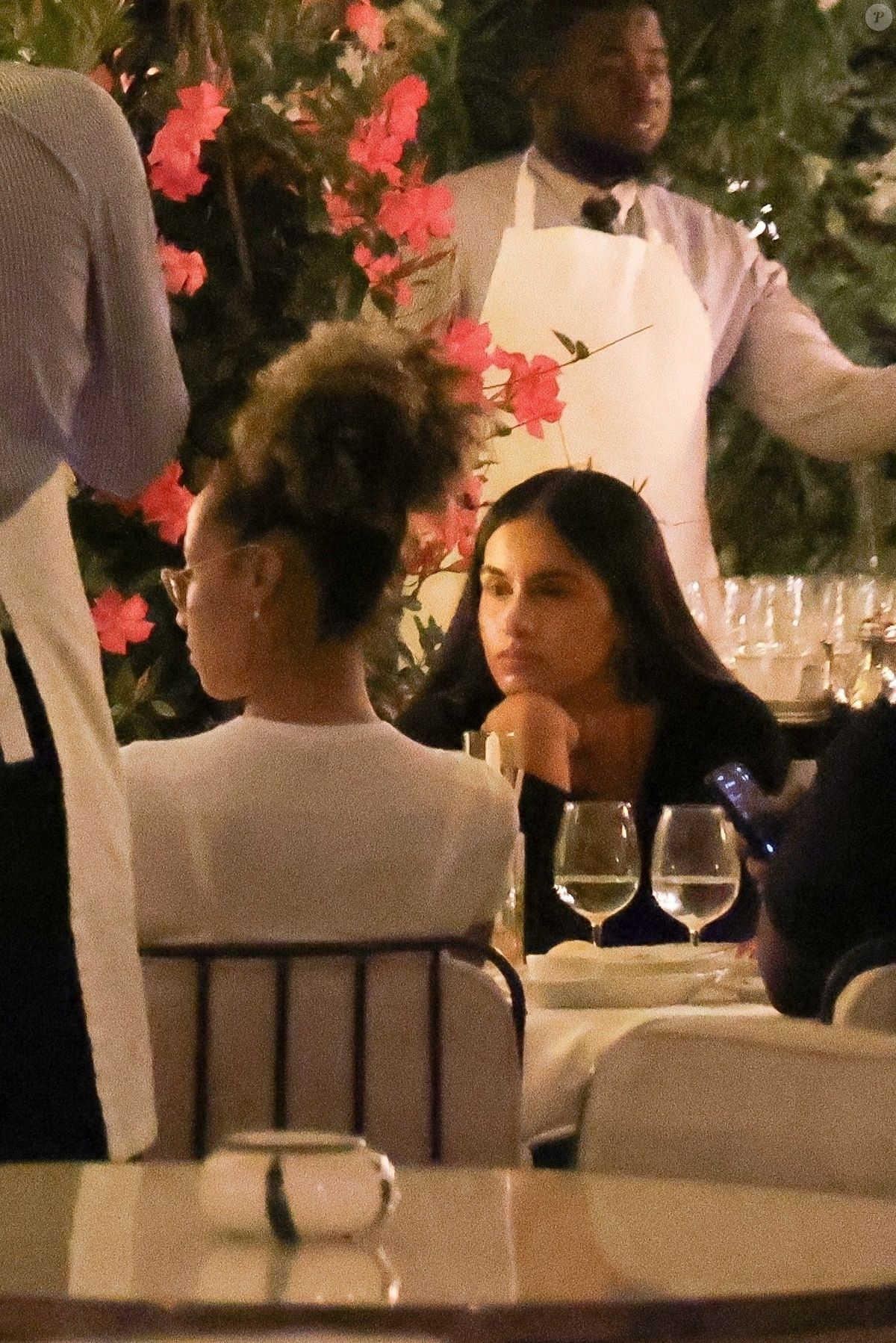 Vidéo : Vidéos - Kylian Mbappé termine de dîner au restaurant Loulou à ...