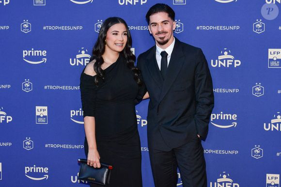 Photo : Le milieu de terrain du Paris Saint-Germain Vitinha arrive avec ...