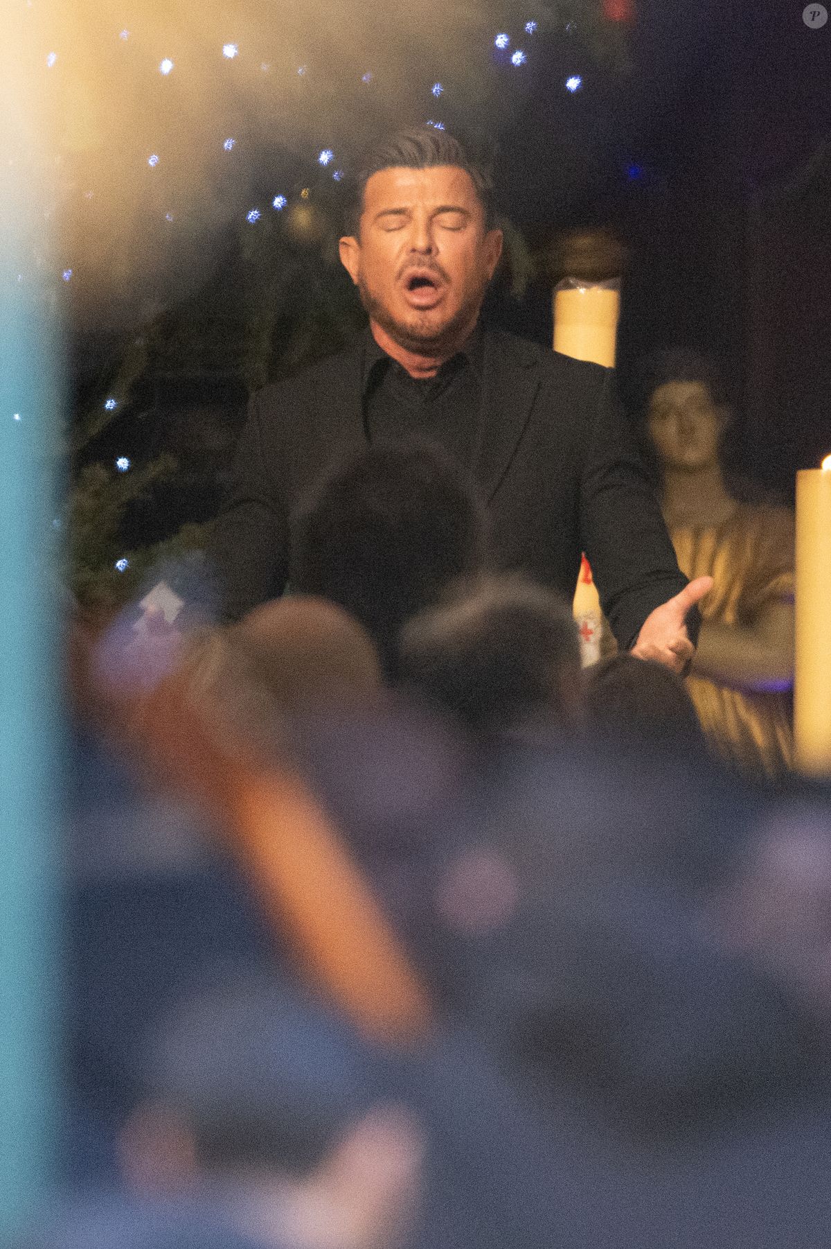 Photo : Vincent Niclo chante l'Ave Maria lors des obsèques de Brigitte ...