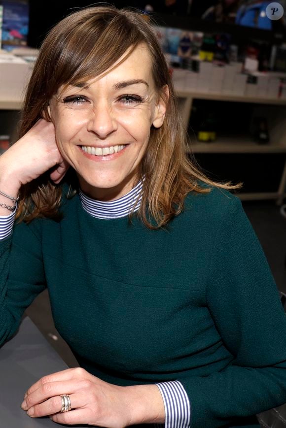 La romancière aux 5 millions de livres vendus ouvre les portes de sa ...