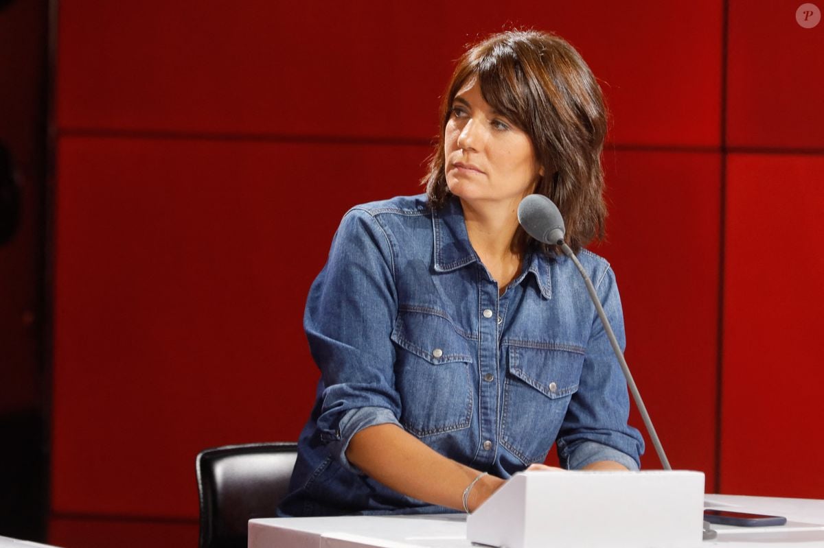 Vidéo : Estelle Denis confrontée à du “manspreading” : l’animatrice ...