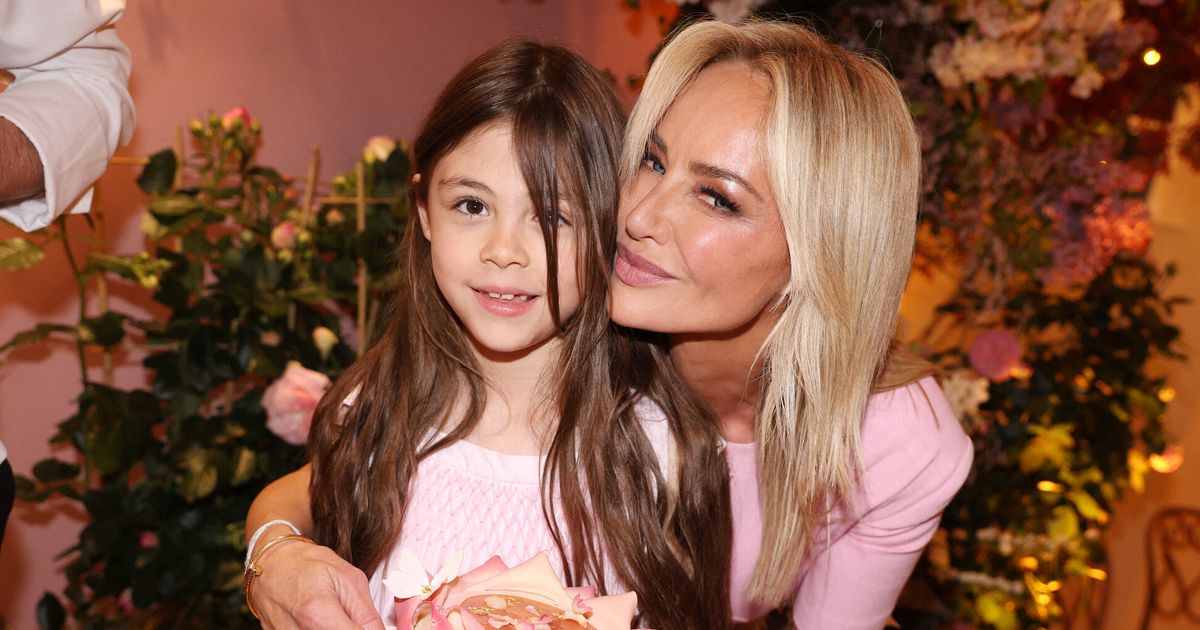 Adriana Karembeu : En voyage avec sa fille Nina (7 ans), elles s ...