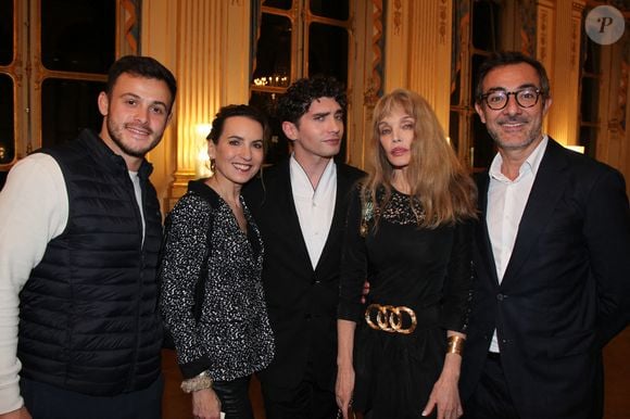 Arielle Dombasle décorée Officier de l'ordre des Arts et des Lettres ...