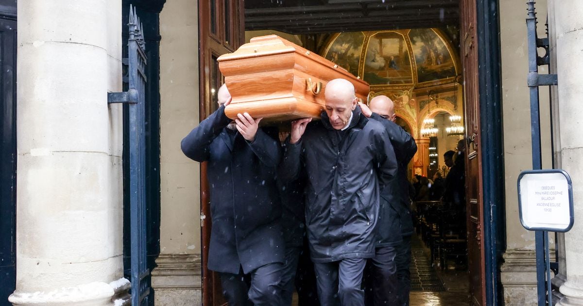 Recueillement pour un grand nom français sous la neige à Paris, le même ...