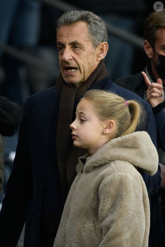 Entre Giulia Sarkozy (13 ans) et ses parents Carla et Nicolas Sarkozy ...
