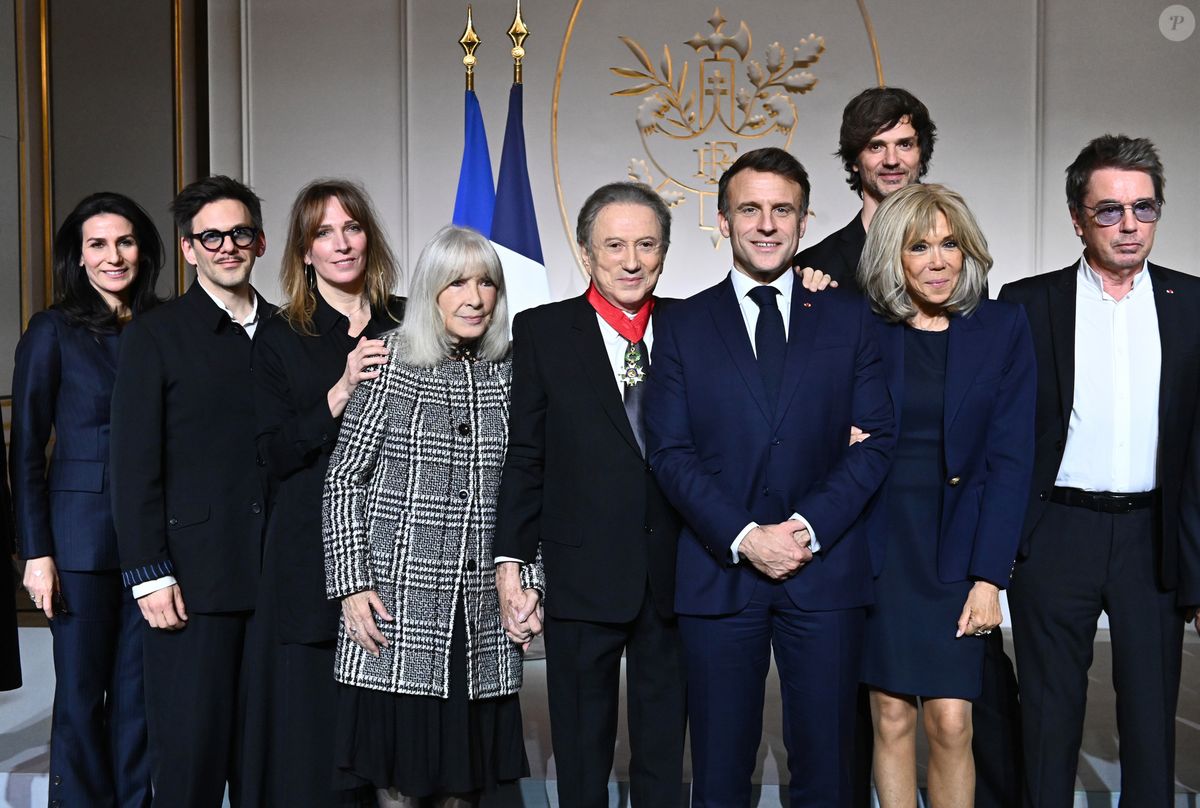 Photo : Exclusif - Prix Spécial - No web - Michel Drucker entouré par ...