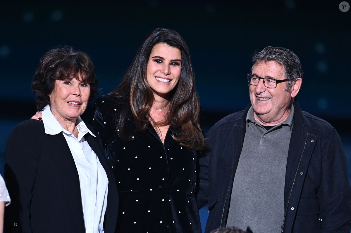 Photo : Exclusif - Karine Ferri et ses parents Helena et Claude ...