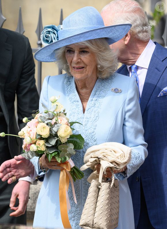 A 77 ans, la reine Camilla s'affiche à la messe de Pâques avec le sac ...