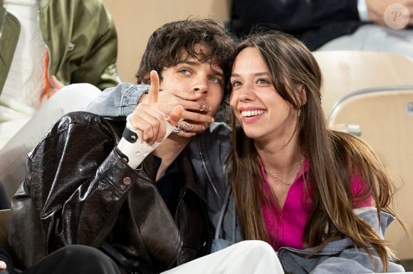 A Roland Garros, la petite-fille de Jacques Higelin, Kim, est collée à ...