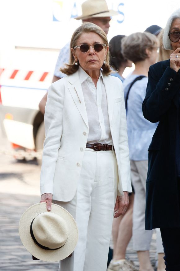Alexandra et Clarisse, les filles de Philippe Labro, se serrent les ...