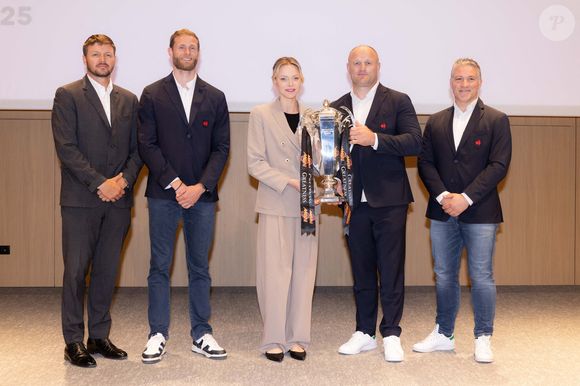 Dans un look qui lui va comme un gant, Charlene de Monaco s'entoure de ...