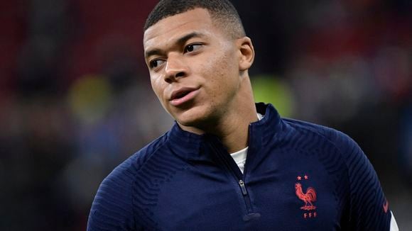 Photo : Kylian Mbappé assiste au match amical de football entre la ...