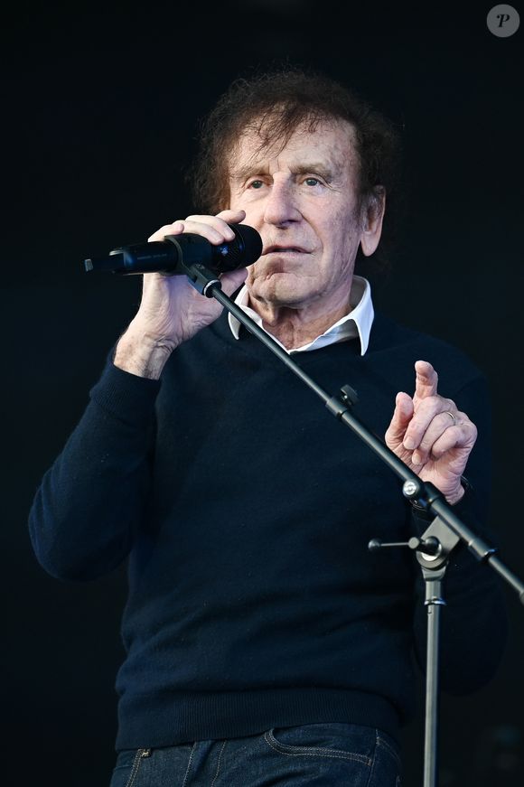 Alain Souchon : découvrez son nid douillet parisien, un appartement aux ...