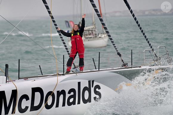 Photo : La skipper française Violette Dorange célèbre sur son monocoque ...