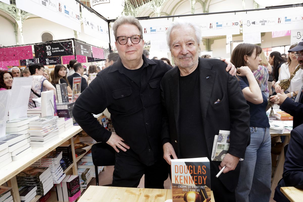 Photo : Douglas Kennedy et Pierre Arditi en dédicace lors du 5ème ...