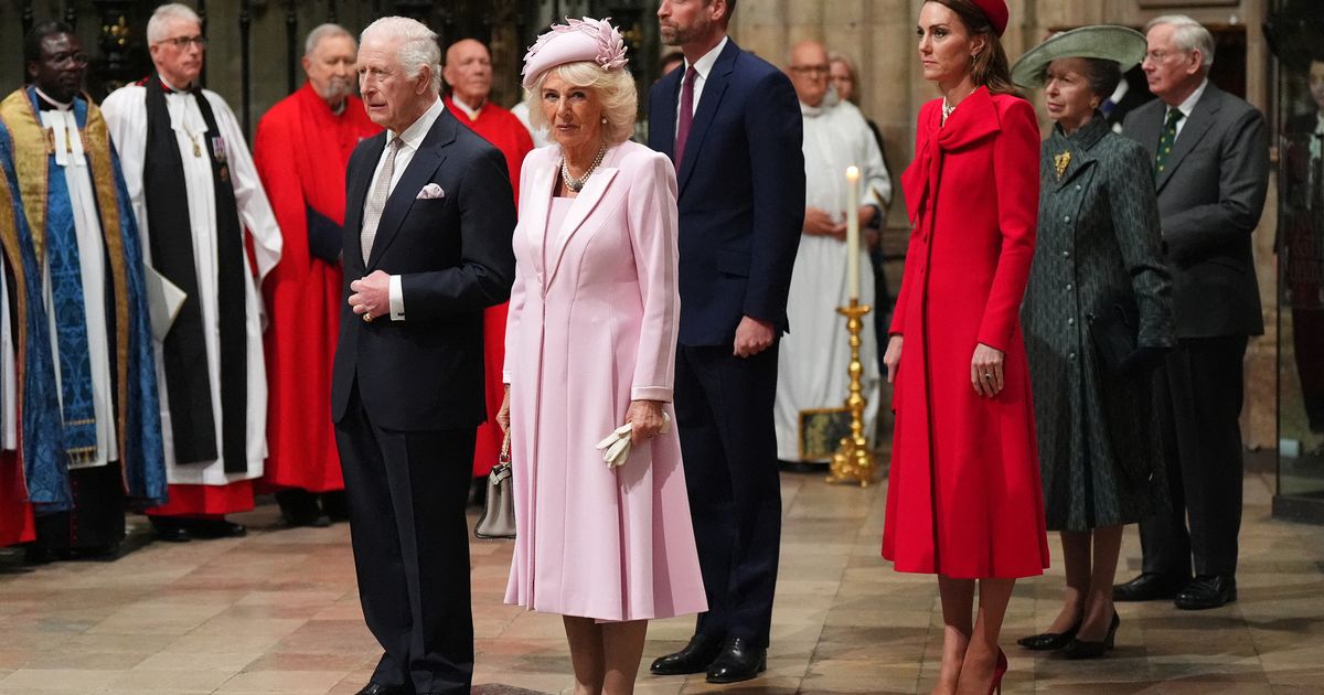 Kate snobée par le roi Charles juste devant William ? Comment expliquer ...