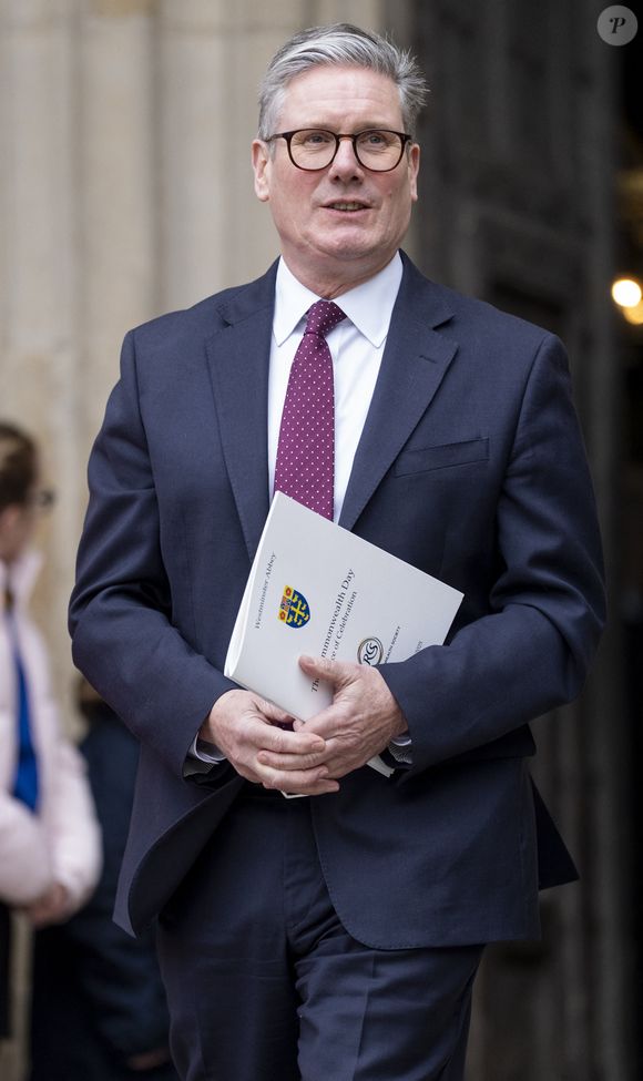 Un homme puissant et célèbre réagit au phénomène Netflix, Adolescence ...