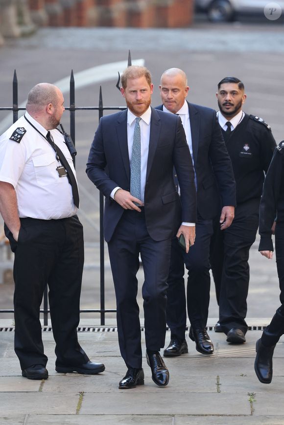 Le prince Harry de retour à Londres ! L'occasion de voir son père ...
