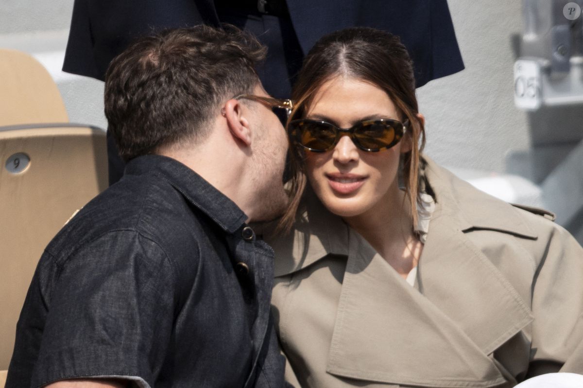 Photo : Antoine Dupont et sa compagne Iris Mittenaere en tribunes lors de la finale messieurs ...