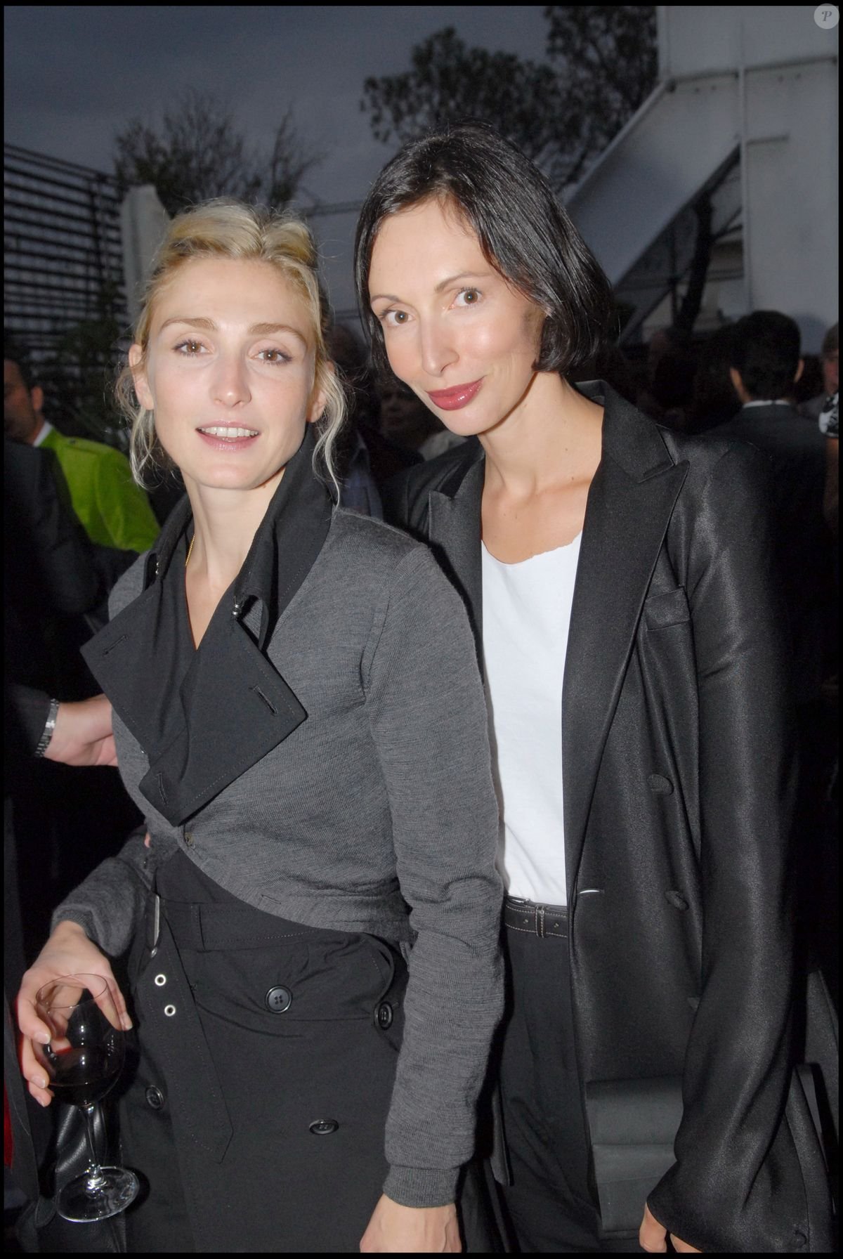 Photo : Exclusif – Julie Gayet et Géraldine Maillet : exposition Daum ...