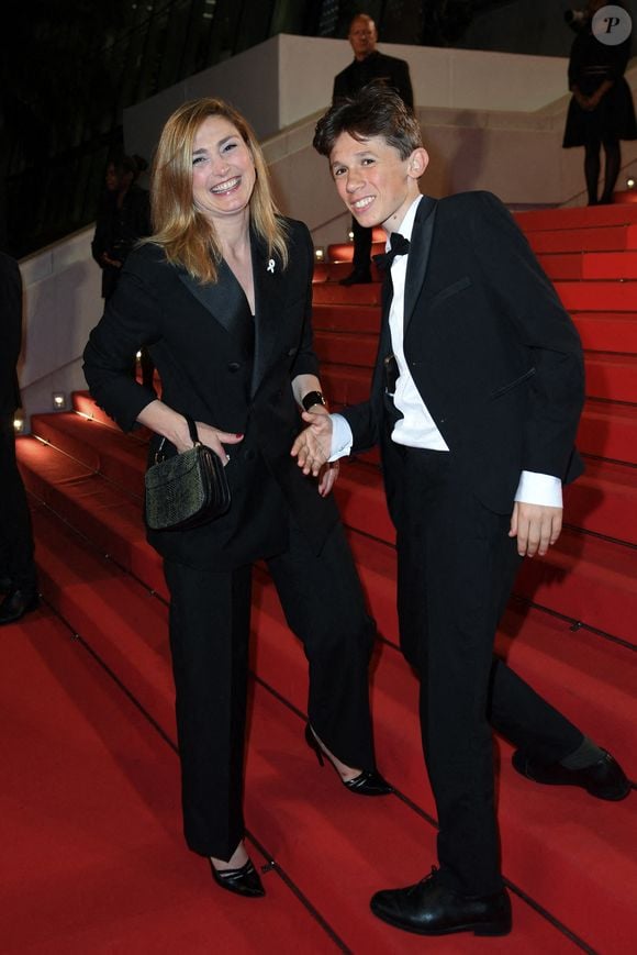 Cannes en famille, Julie Gayet rayonne avec son fils Ezéchiel, sosie de son père qui est loin d ...
