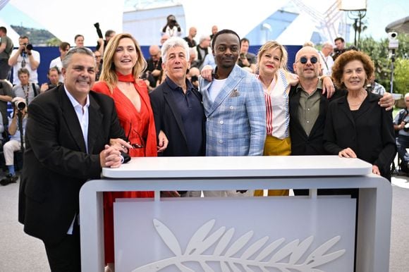Cannes en famille, Julie Gayet rayonne avec son fils Ezéchiel, sosie de son père qui est loin d ...