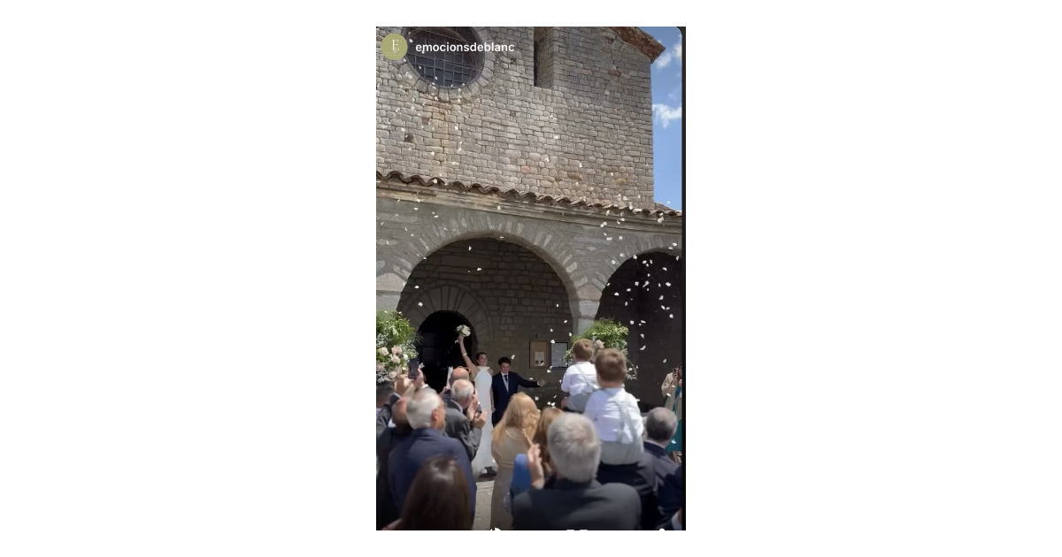 Fou rire, porté des époux, canon à fumée… Pour son mariage, cette ...