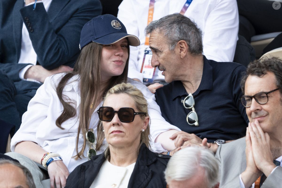 Photo : Elie Semoun et sa compagne Aude Fraineau (enceinte) en tribunes ...