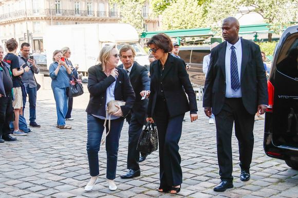 Alexandra et Clarisse, les filles de Philippe Labro, se serrent les ...