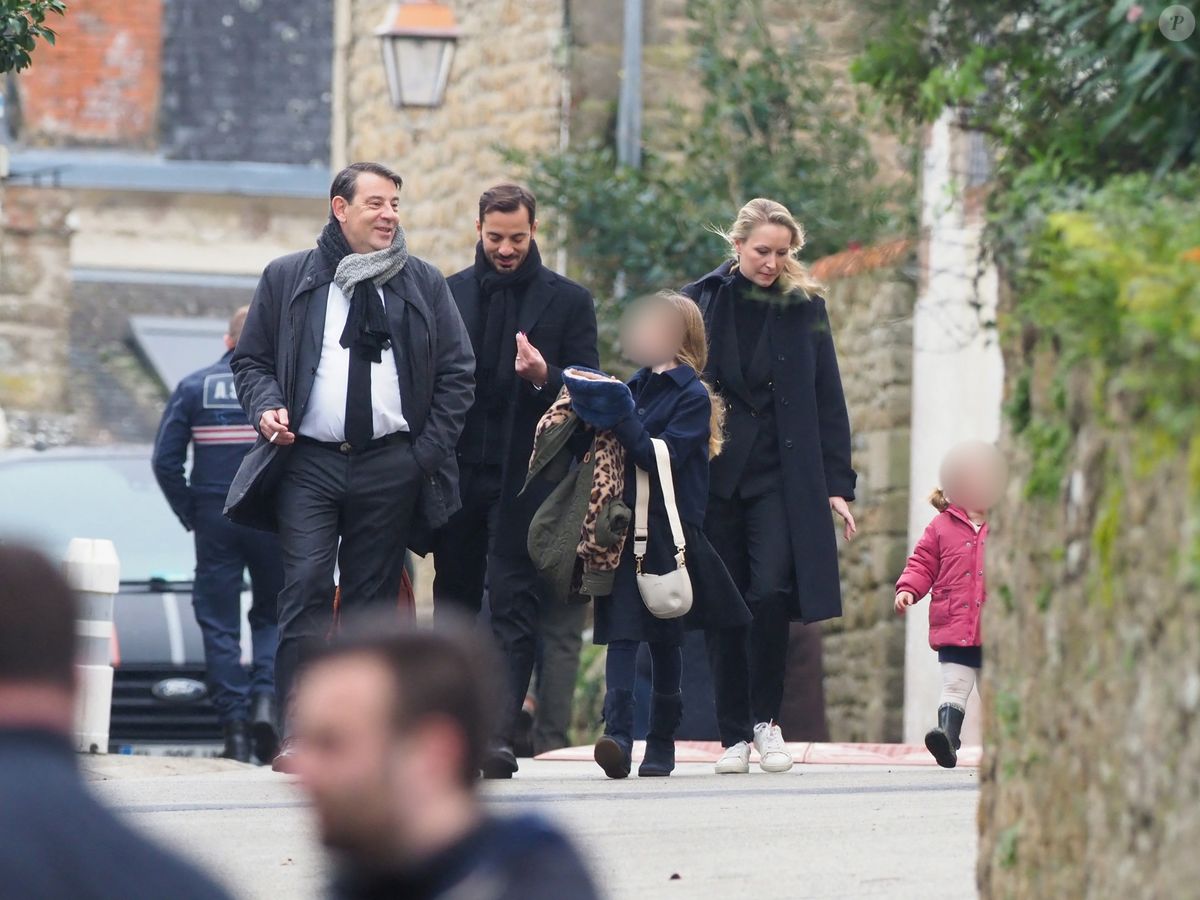 Photo : Samuel Marechal, Marion Marechal et ses filles Olympe et Clotilde et son mari Vincenzo ...