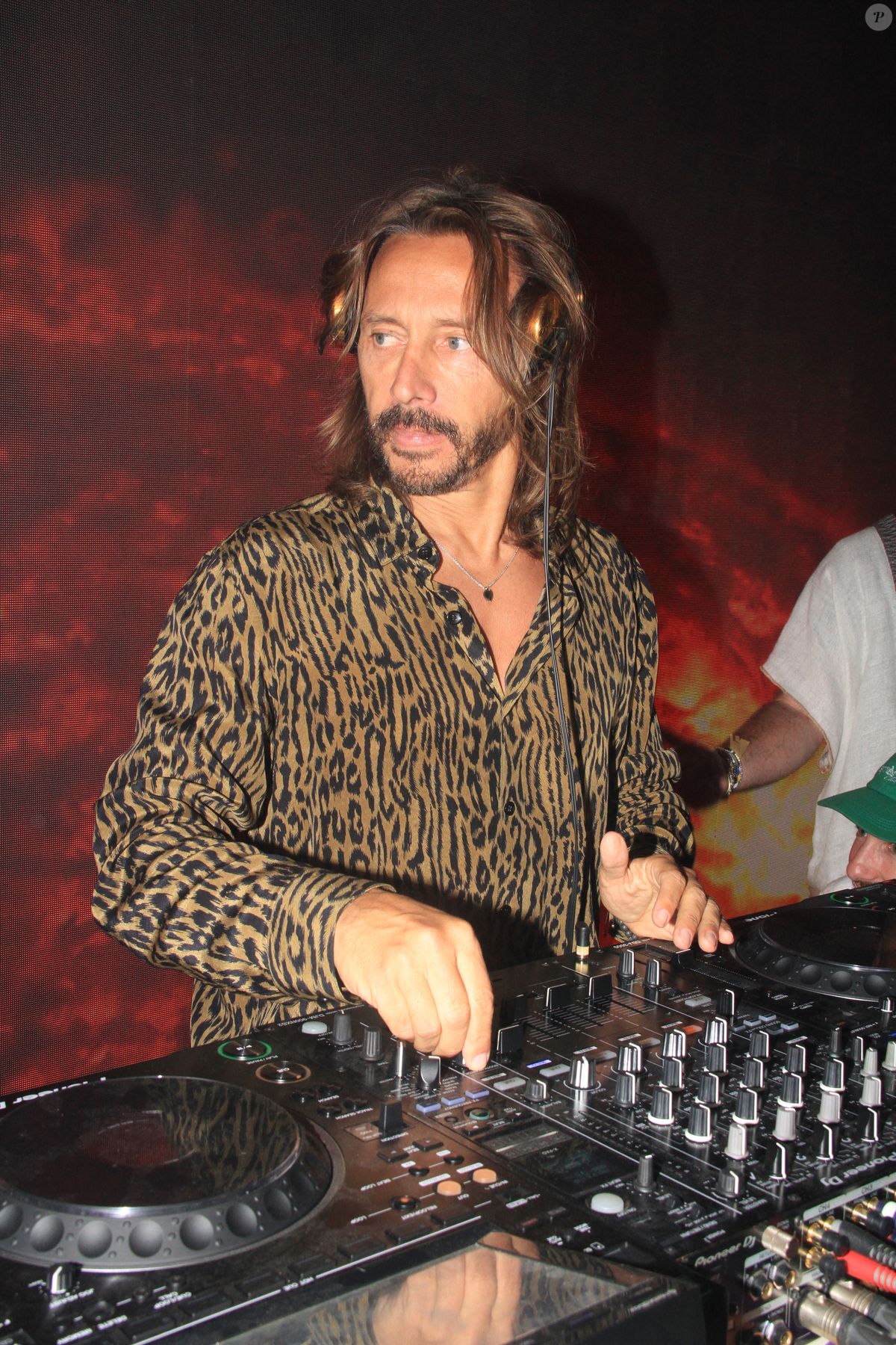 Photo : Récemment, le DJ est apparu avec le visage transformé Bob ...