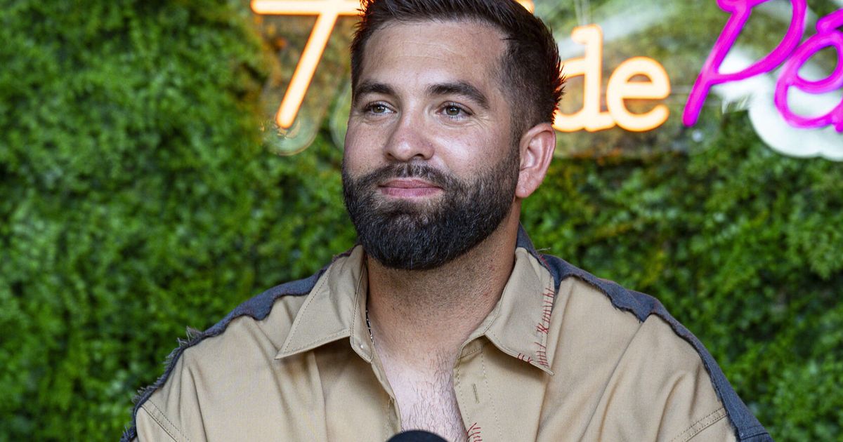 Kendji Girac chemise ouverte et marcel blanc : papa pour la deuxième ...
