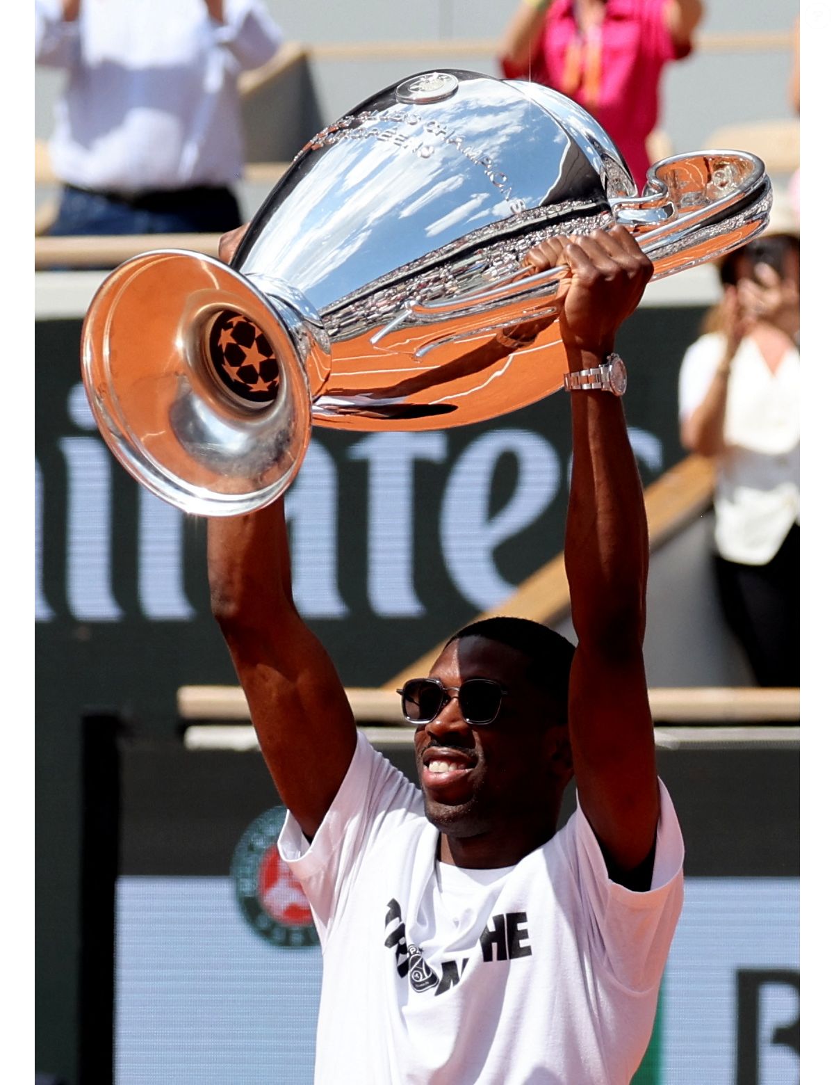 Photo : Ousmane Dembélé (PSG) présente le trophée de la Ligue des ...